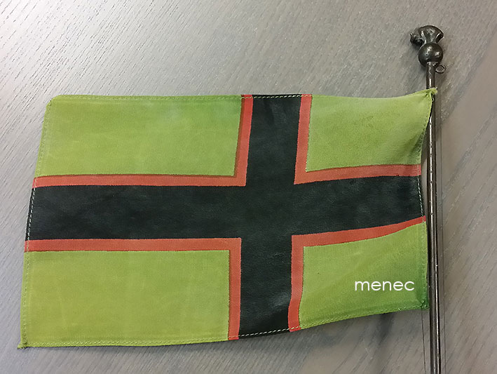 Antikvaarinen kirjakauppa Menec - Itä-Karjalan lippu karhutelineellä